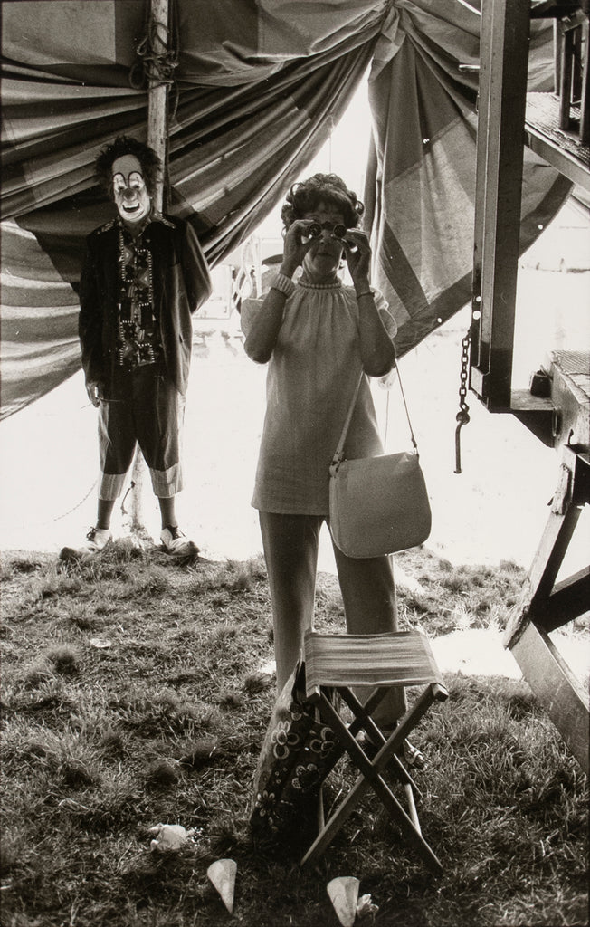 Untitled [Woman and clown in tent] - Jill Freedman – FFOTO